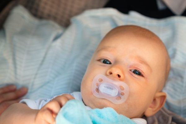 When and how to introduce a dummy to a baby - Medela South Africa